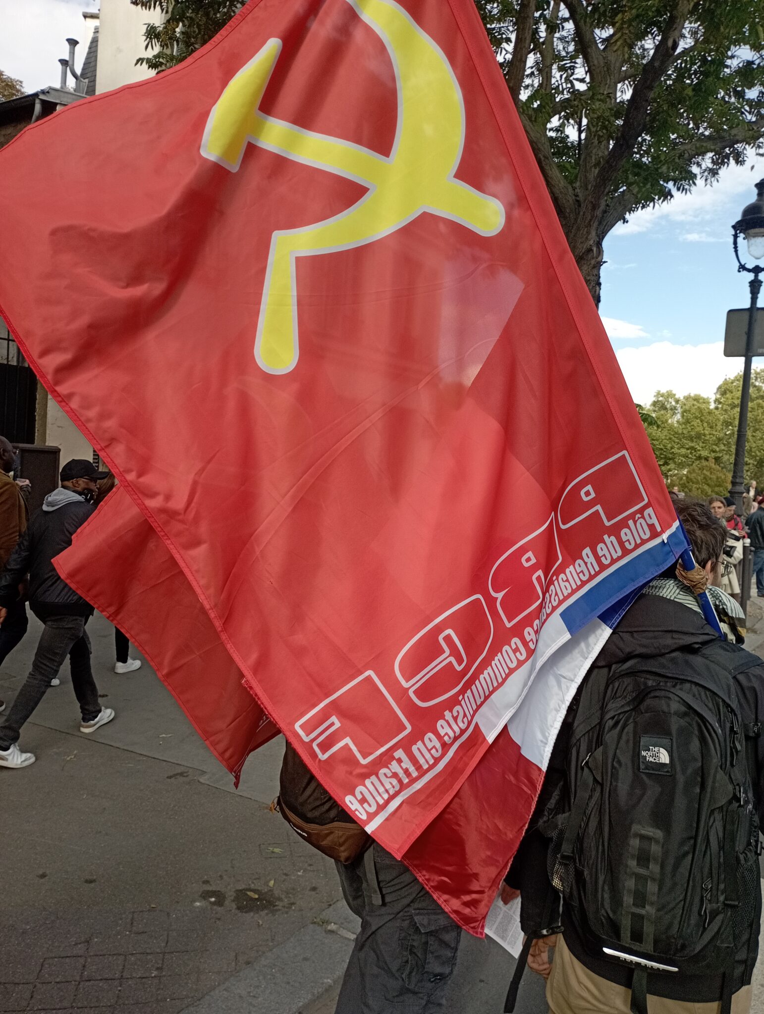 250 000 manifestants pour augmenter les salaires et défendre les ...
